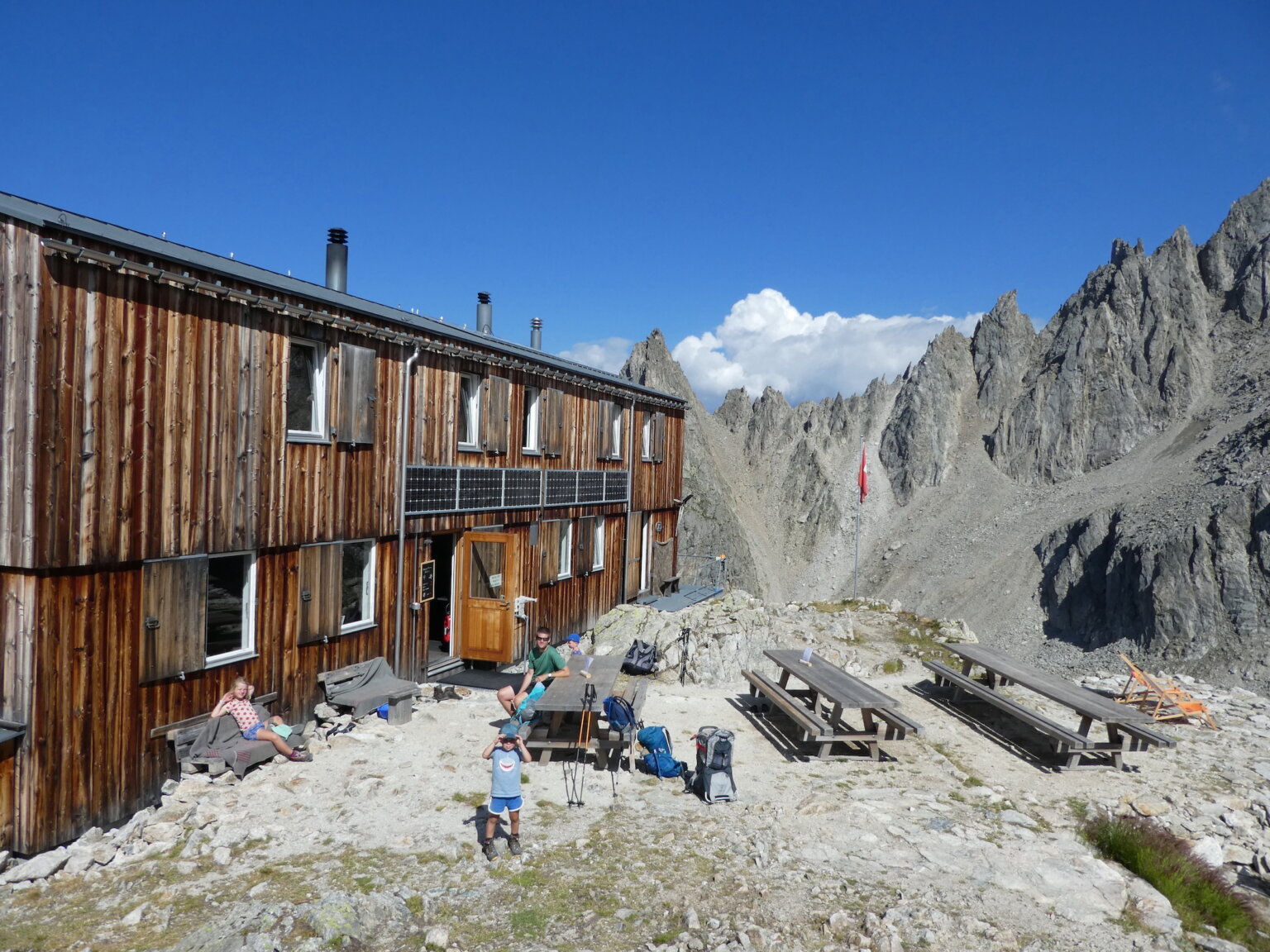 Een 2-daagse huttentocht in Wallis in Zwitserland | Kids in de bergen